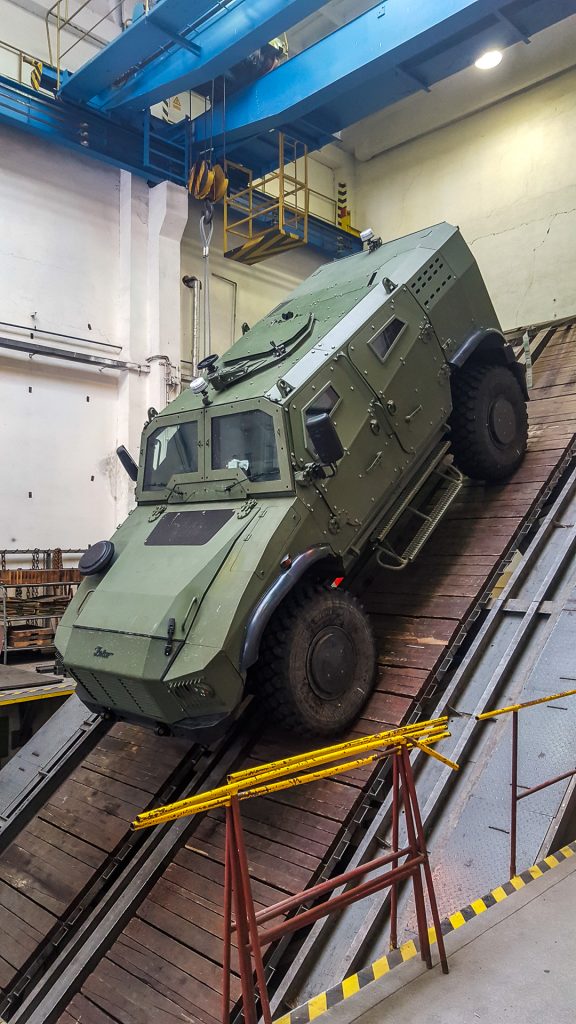 Park an armored vehicle on a slope with a gradient of over 80%? Gerlach ...
